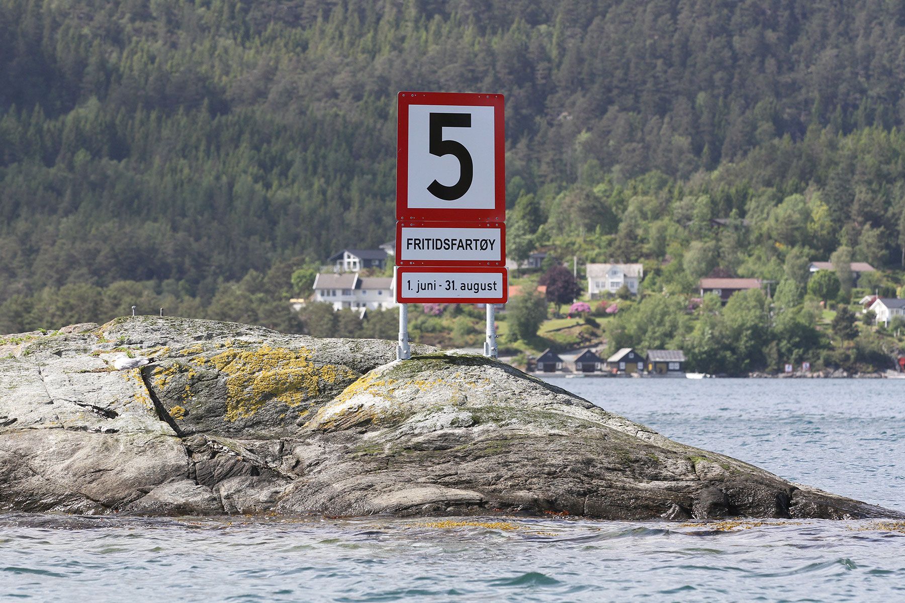 Nye skilt: Sesongen for fleire fartsgrenser på sjøen starta i dag