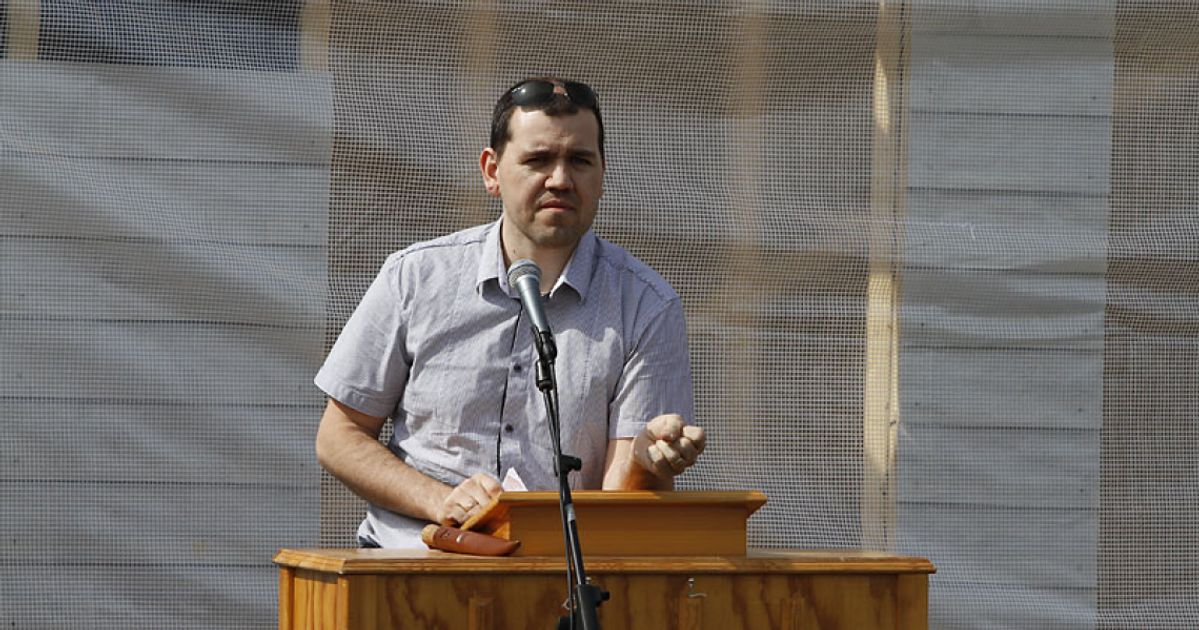 Med blokkbokstaver på glanset papir - Midtsiden