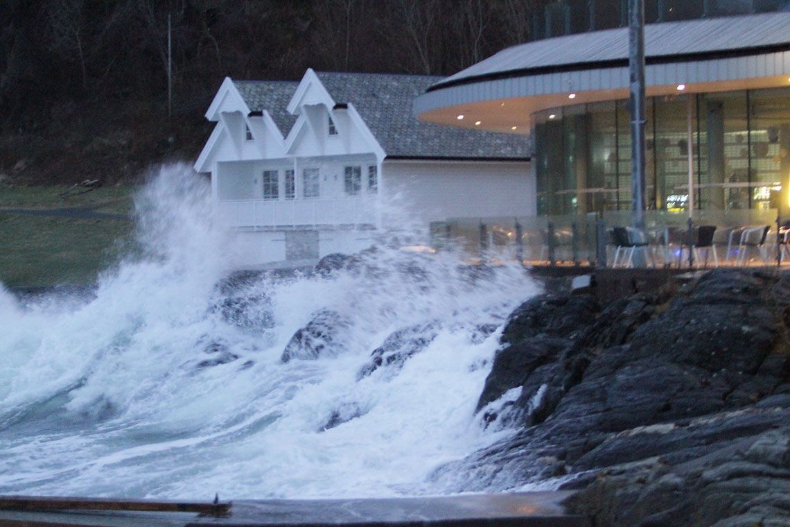 Melder liten kuling, lyn og regn - Midtsiden