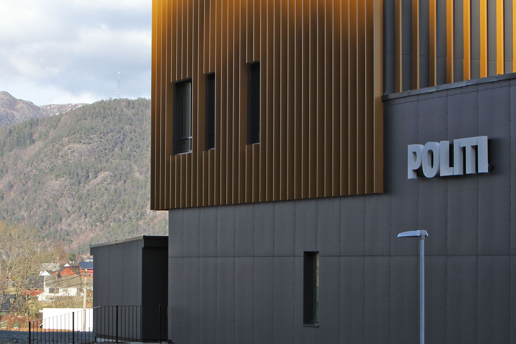 To syklar stole frå same stativ - Midtsiden