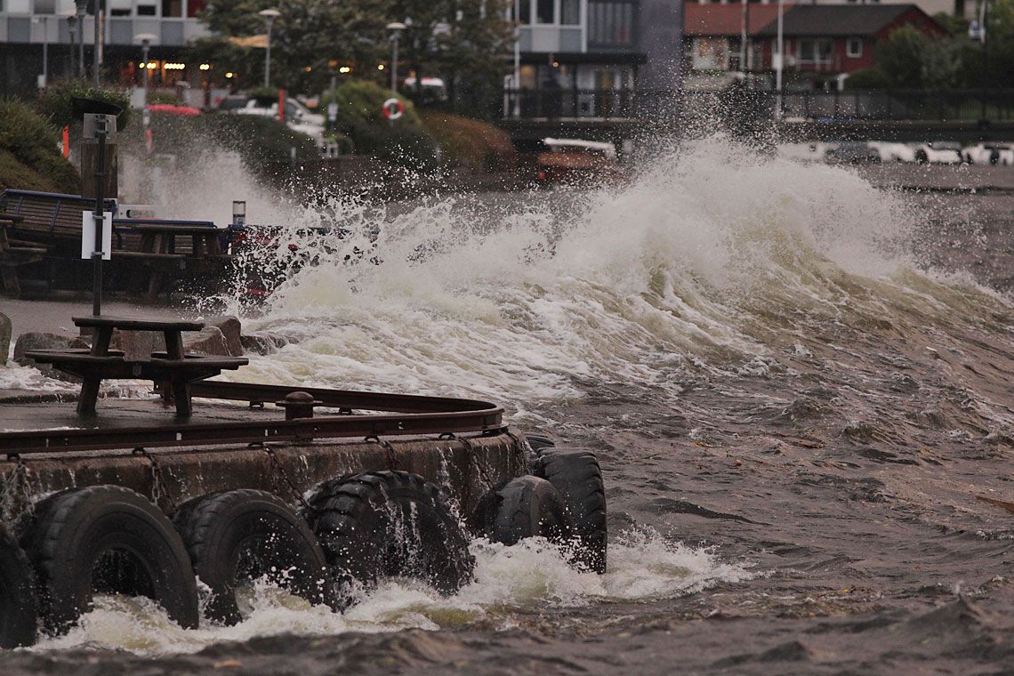 Melder kuling og regn
