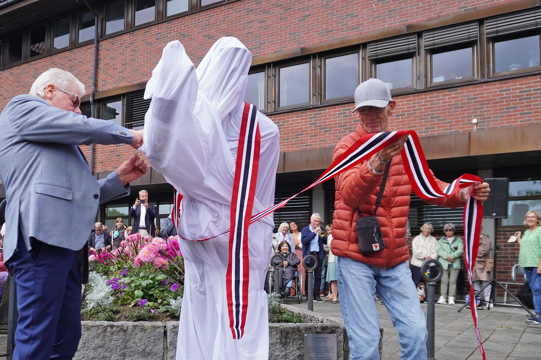 Gledessprederen: Erling avduka statue av seg sjølv - Midtsiden