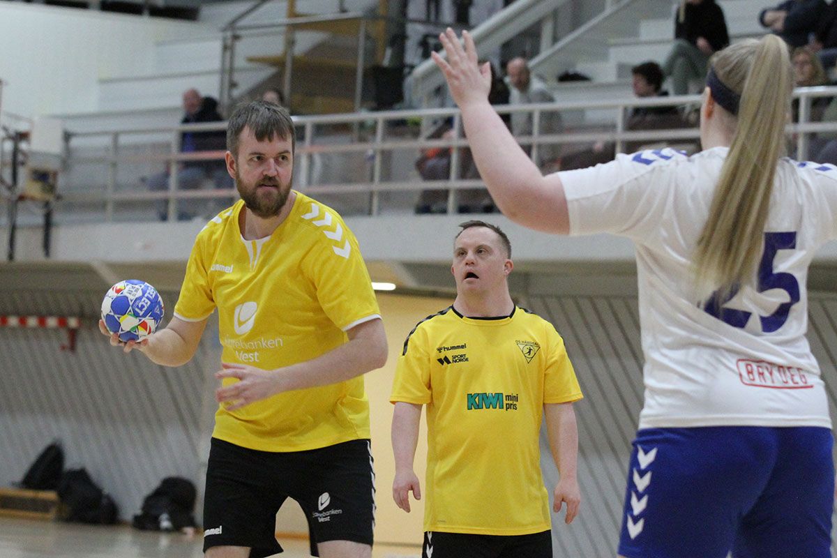 Avslutta kjekk handballhelg med fin siger