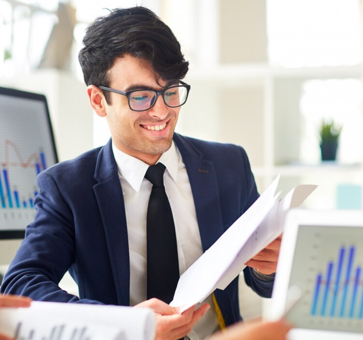 A Day in the Life of an Investment Banker: Role, Hours ...