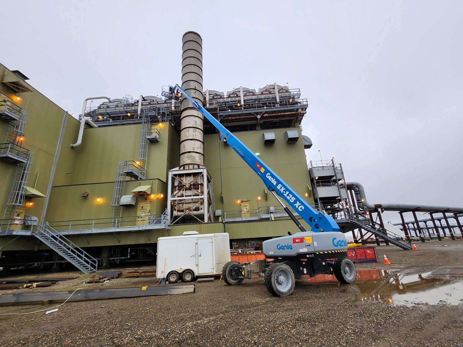 Debottlenecking and emission reduction in oil and gas production