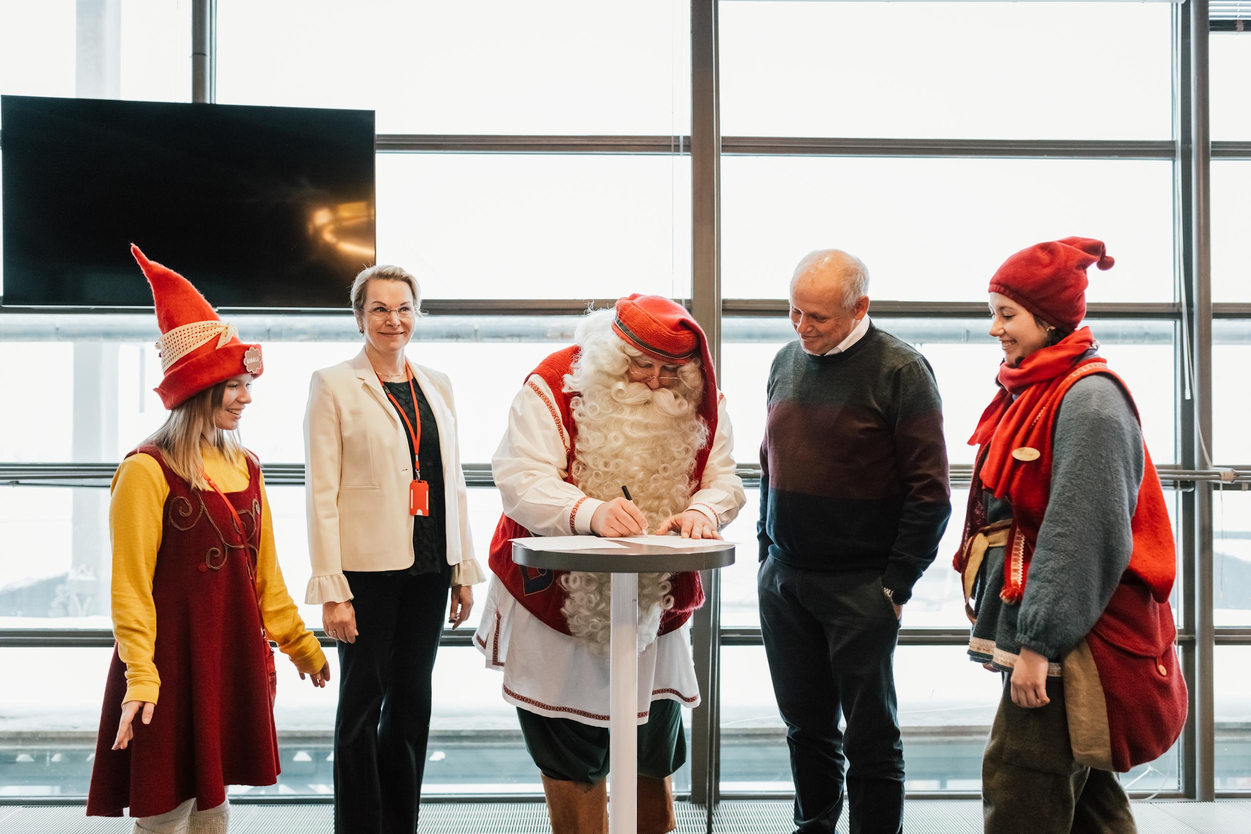 Lapland winter flight program bigger than ever – TUI Boeing 737 8 named ...