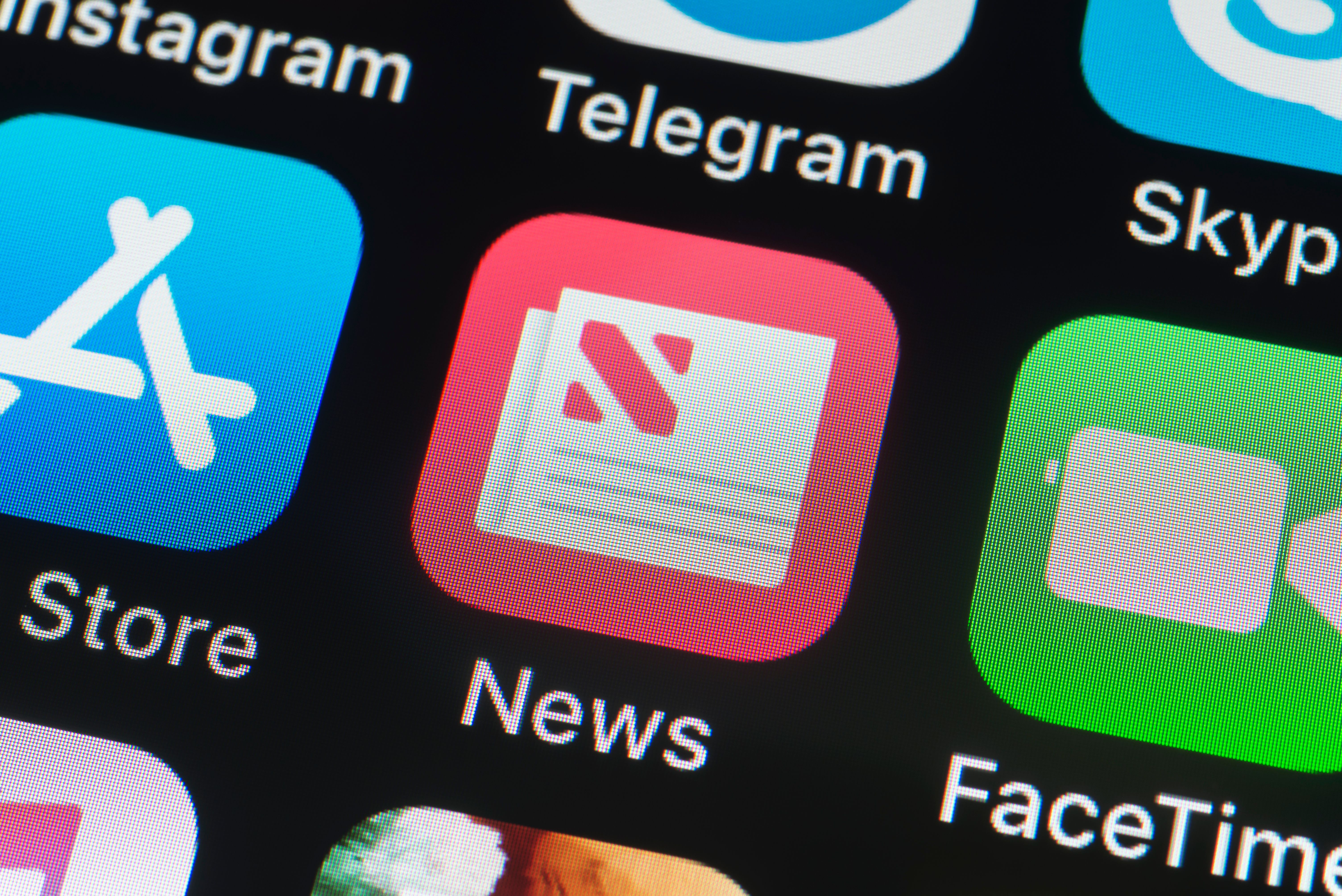 Apple turns to Taboola to sell ads