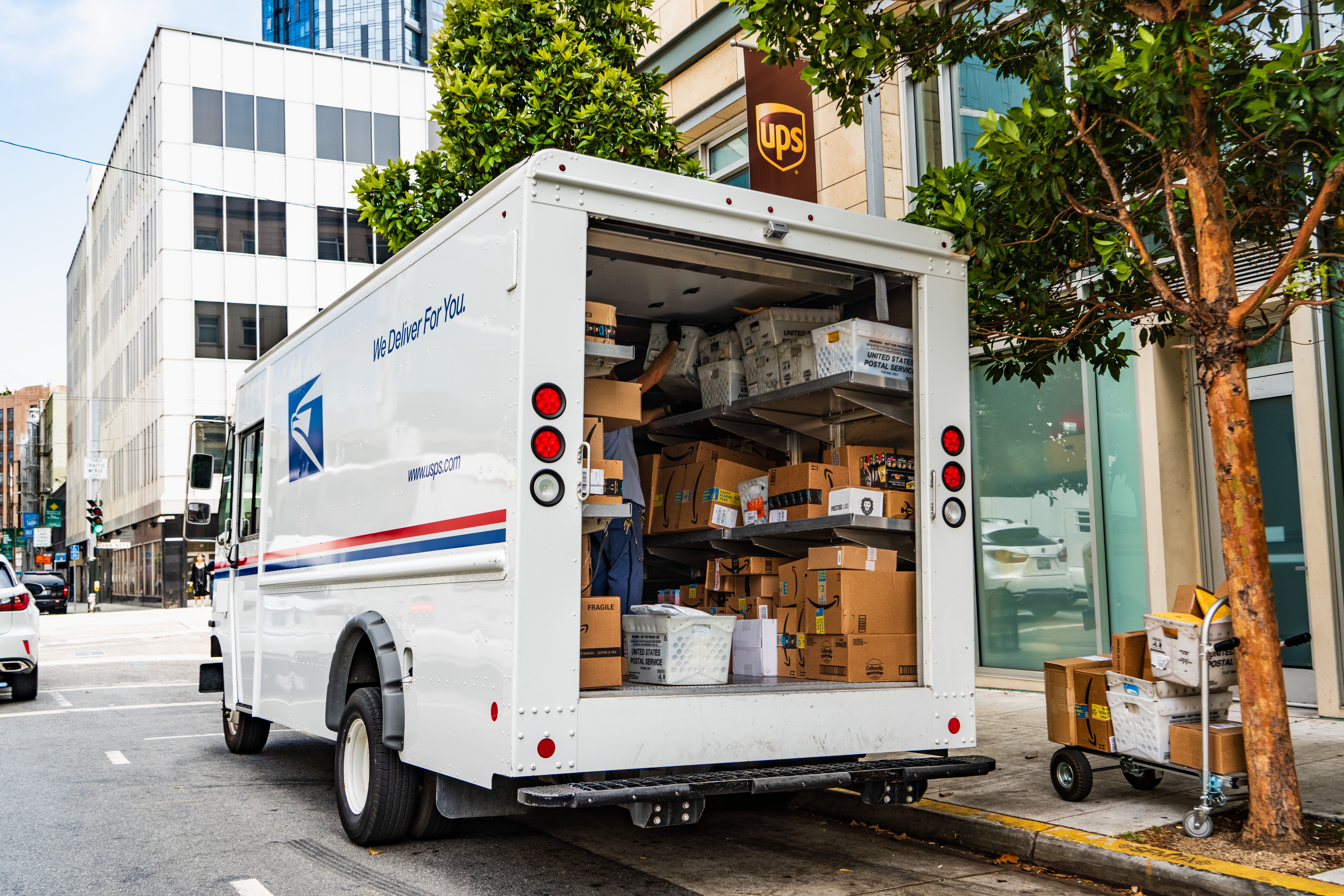 Amazon and USPS agree to new terms for package delivery