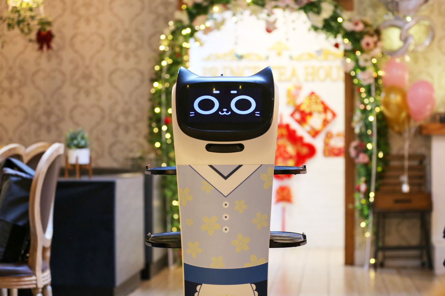 How a robot server helps as restaurants struggle to find workers