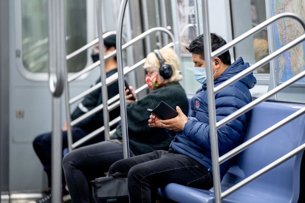 Judge strikes down federal transportation mask mandate