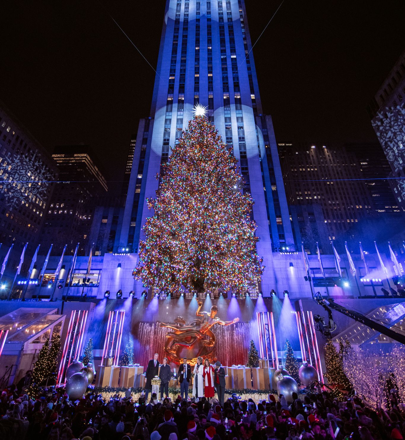 The Rockefeller Center Christmas Tree Arrives in NYC, Kicking Off the ...