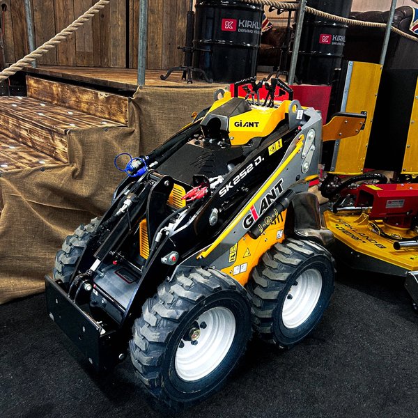 GIANT Skid Steer SK252D - Kirkland GIANT Skid Steer SK252D - Kirkland