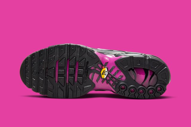 This Gradient Nike Air Max Plus ‘Black/Pink’ Channels the ‘Fire Berry ...