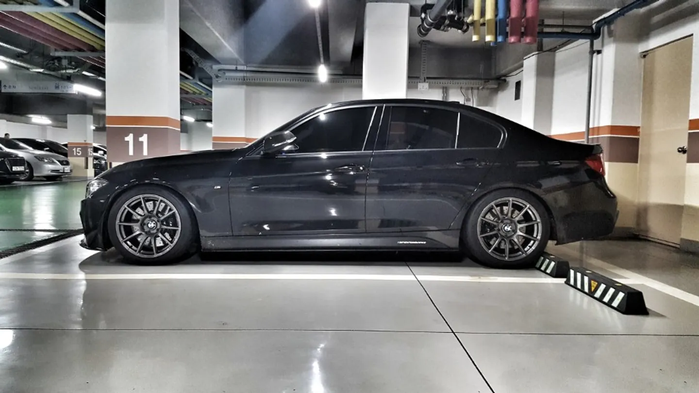 BMW F30 Sedan 3 Series with 18" SM-10 Wheels in Anthracite