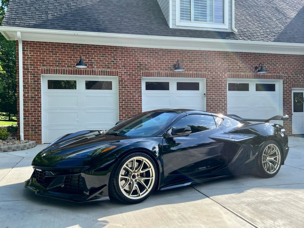 Chevrolet C8 Corvette Z06 with 19" VS-5RE Wheels in Motorsport Gold