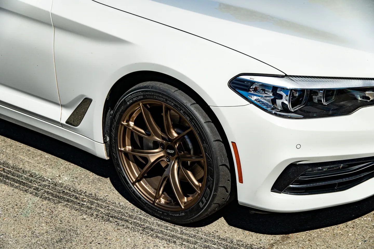 BMW G31 Wagon 5 Series with 19" VS-5RS Wheels in Satin Bronze