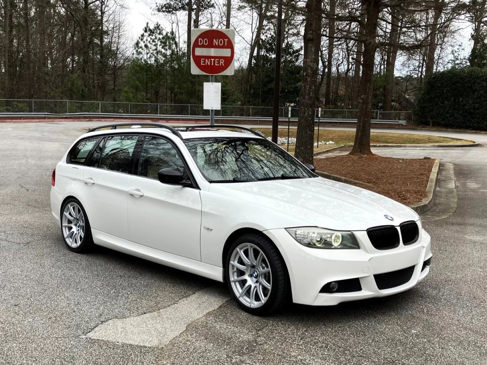 BMW E91 LCI Wagon 3 Series with 18" SM-10 Wheels in Race Silver