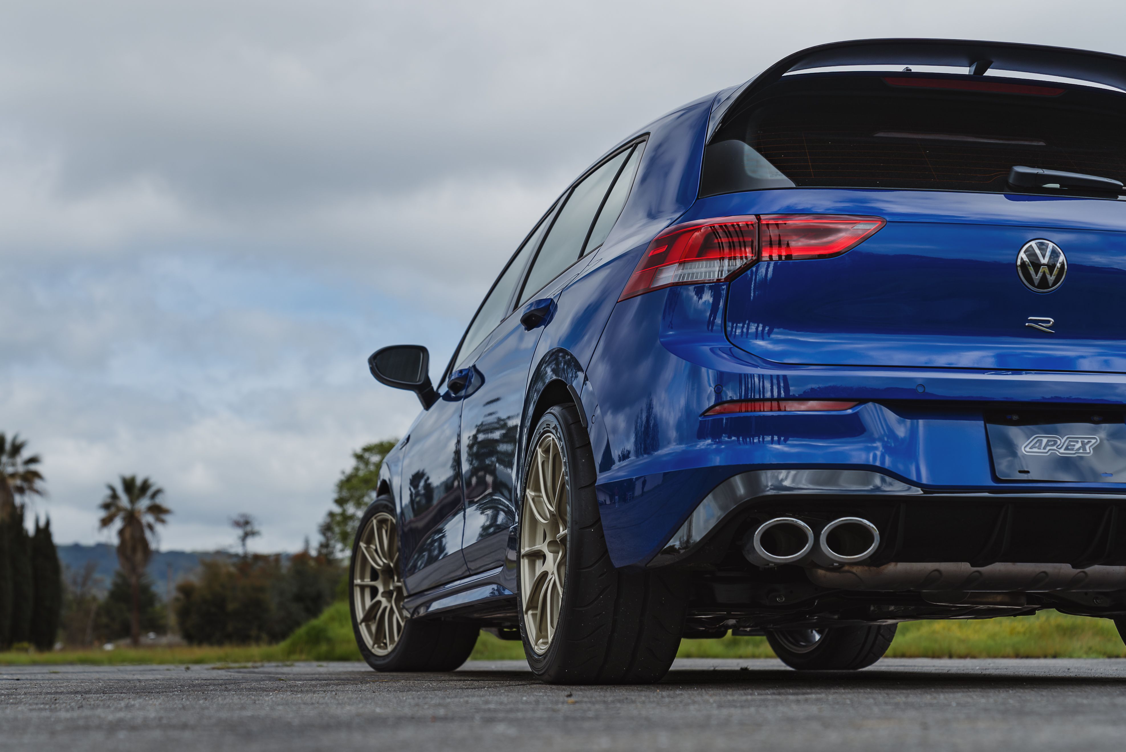 VW MK8 Golf R with 18" SM-10RS Wheels in Motorsport Gold