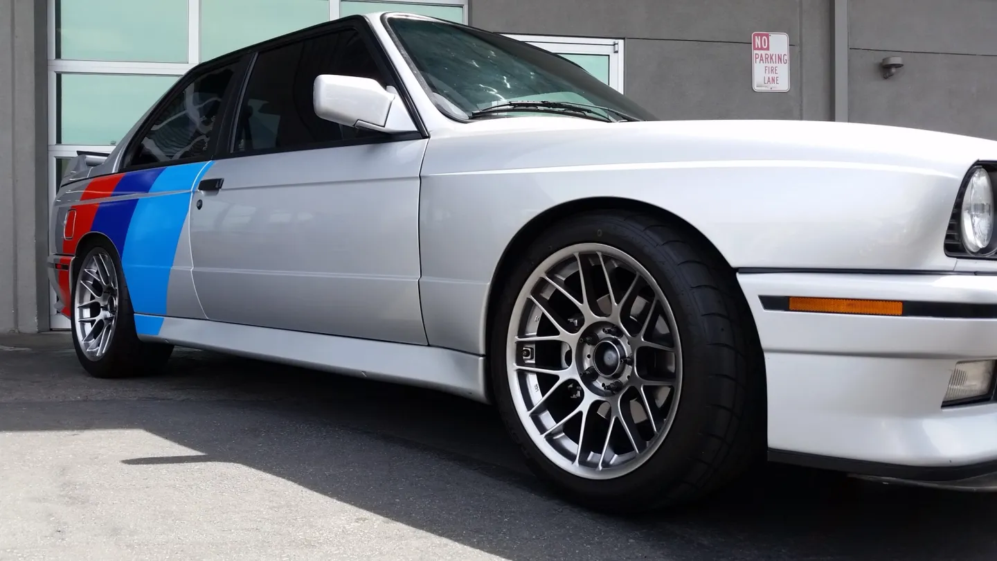BMW E30 M3 with 17" ARC-8 Wheels in Hyper Black
