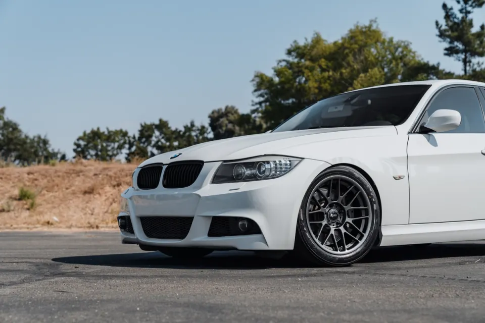 BMW E90 LCI Sedan 3 Series with 17" ARC-8RT Wheels in Anthracite