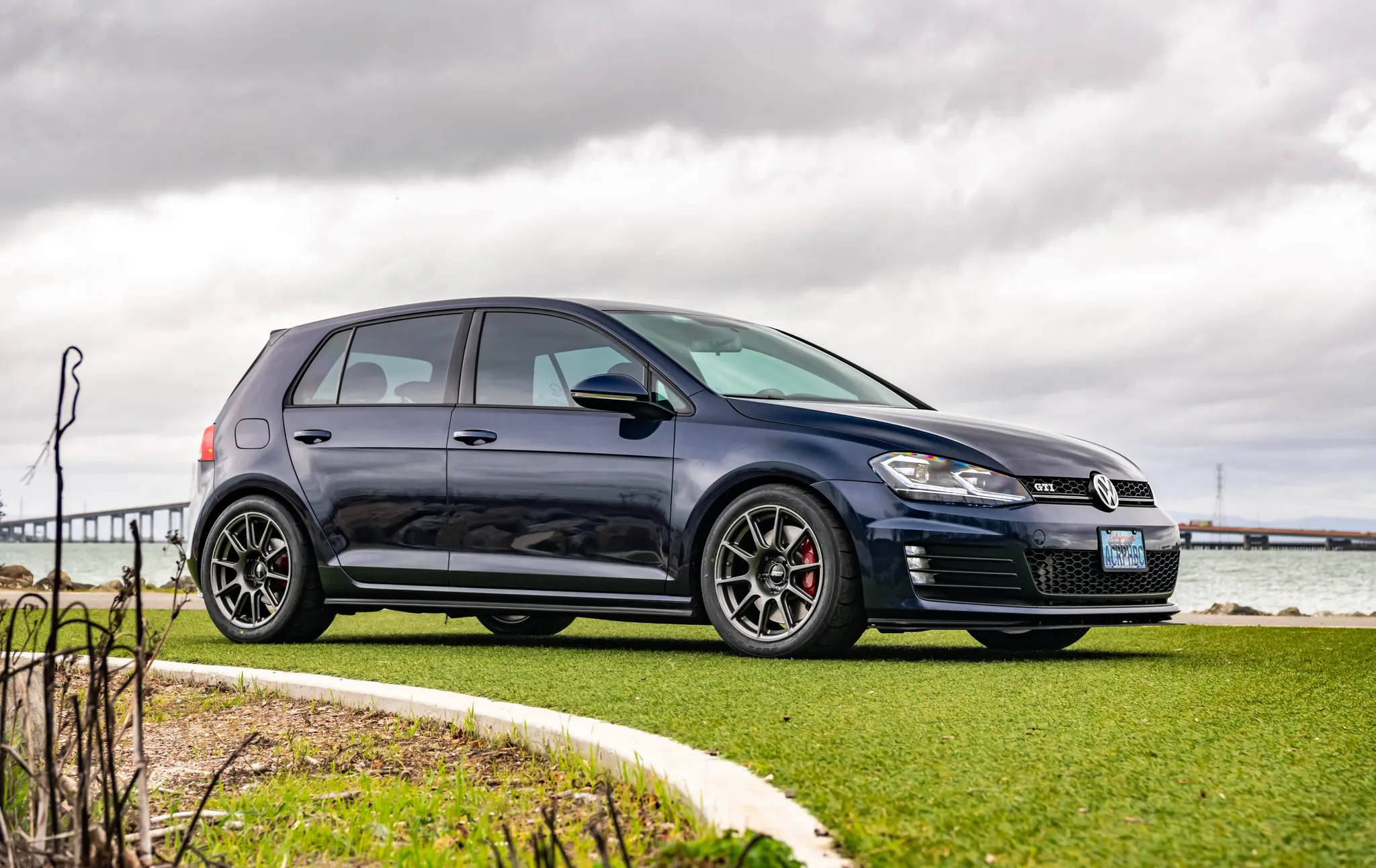 VW MK7 GTI with 17" SM-10 Wheels in Anthracite