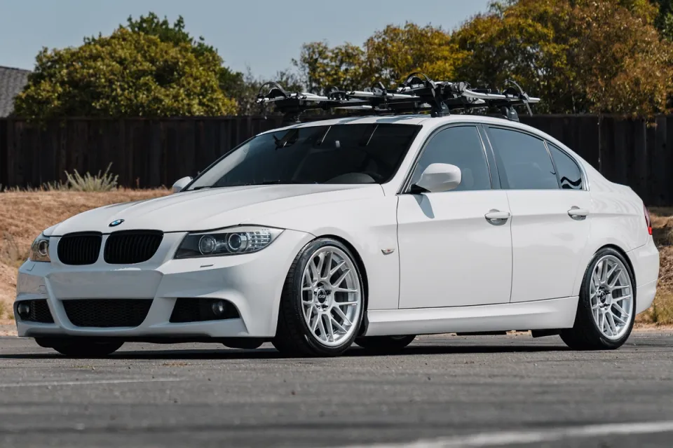 BMW E90 LCI Sedan 3 Series with 18" ARC-8 Wheels in Hyper Silver
