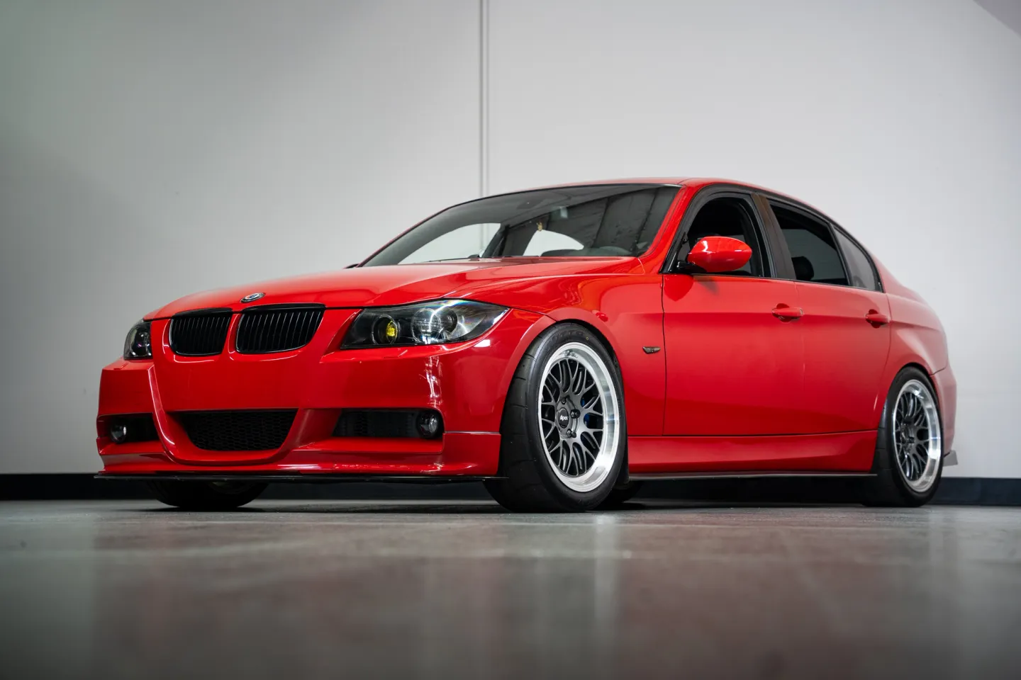 BMW E90 Sedan 3 Series with 18" ML-10RT Wheels in Machined Lip Anthracite