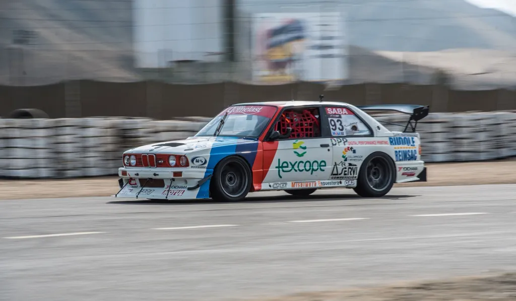 BMW E30 M3 with 17" ARC-8 Wheels in Anthracite