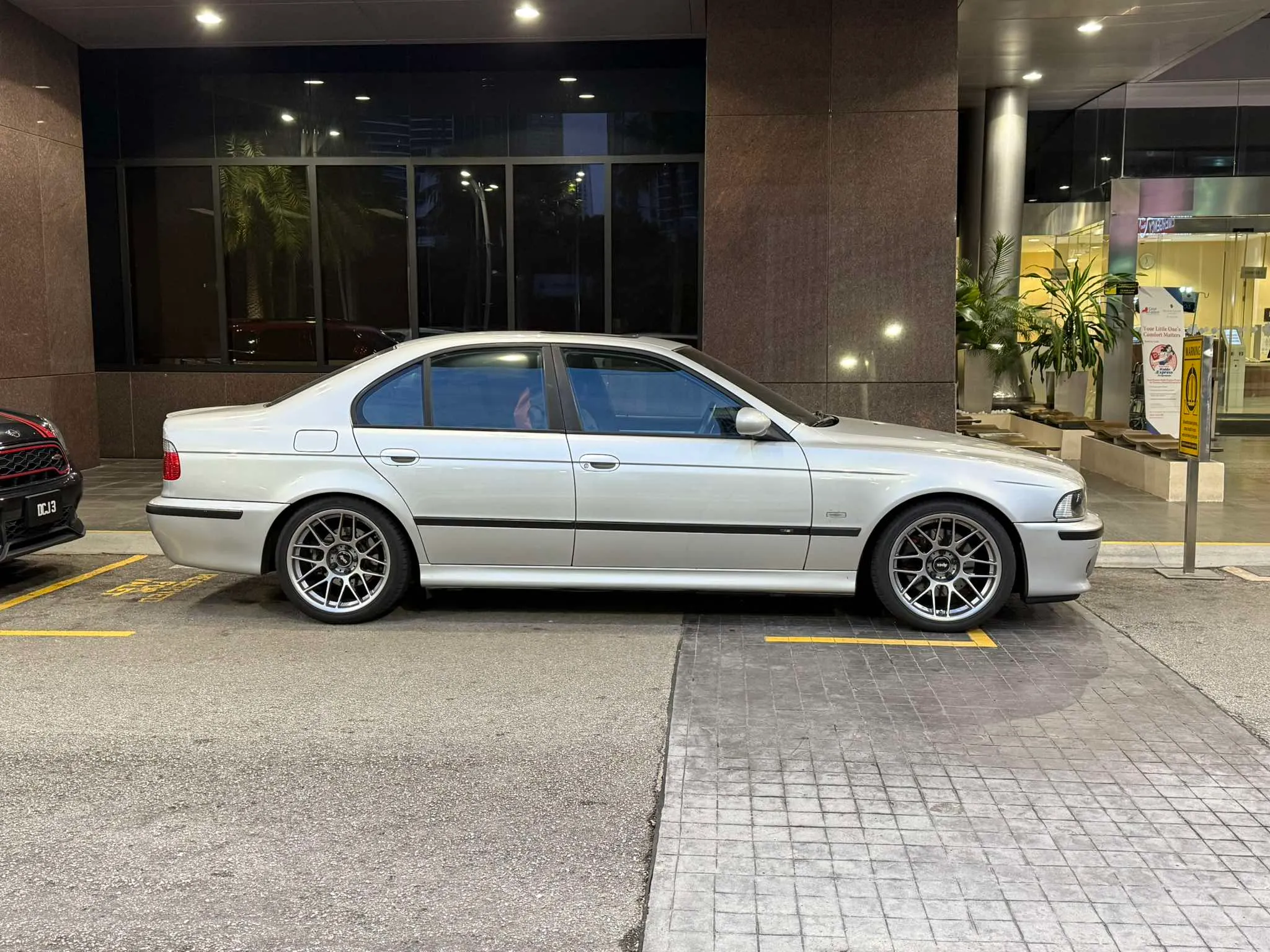 BMW E39 M5 with 18" ARC-8 Wheels in Hyper Black