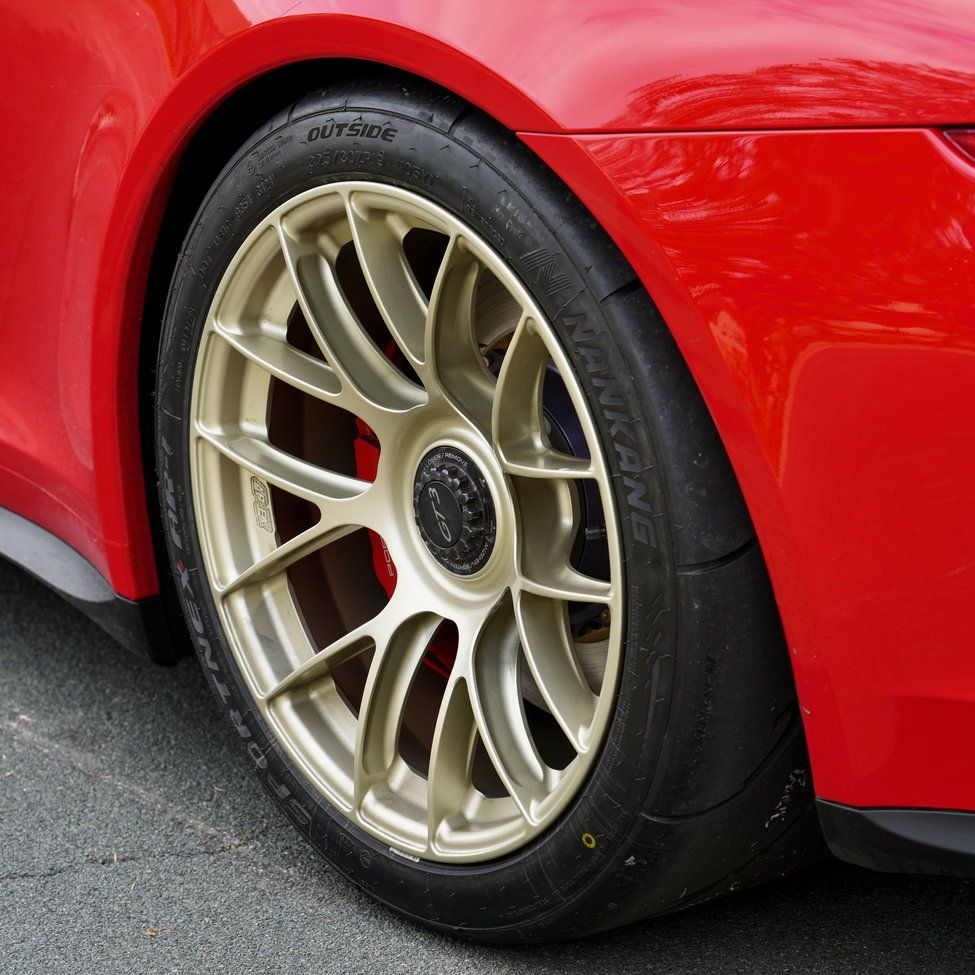 Porsche 911 991.1 GT3 with 19" EC-7RS Wheels in Motorsport Gold