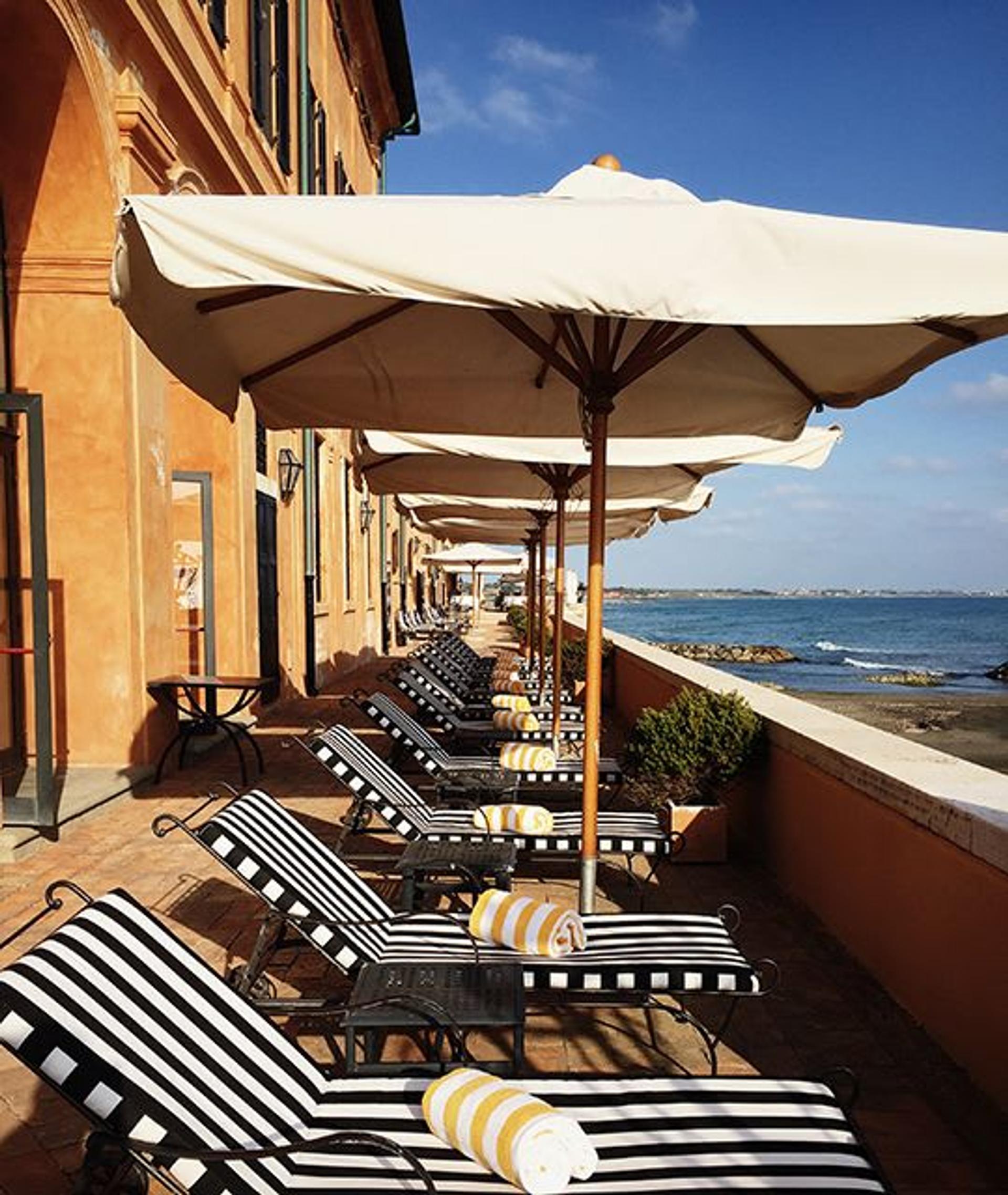 A Renaissance Palazzo: La Posta Vecchia | Artemest