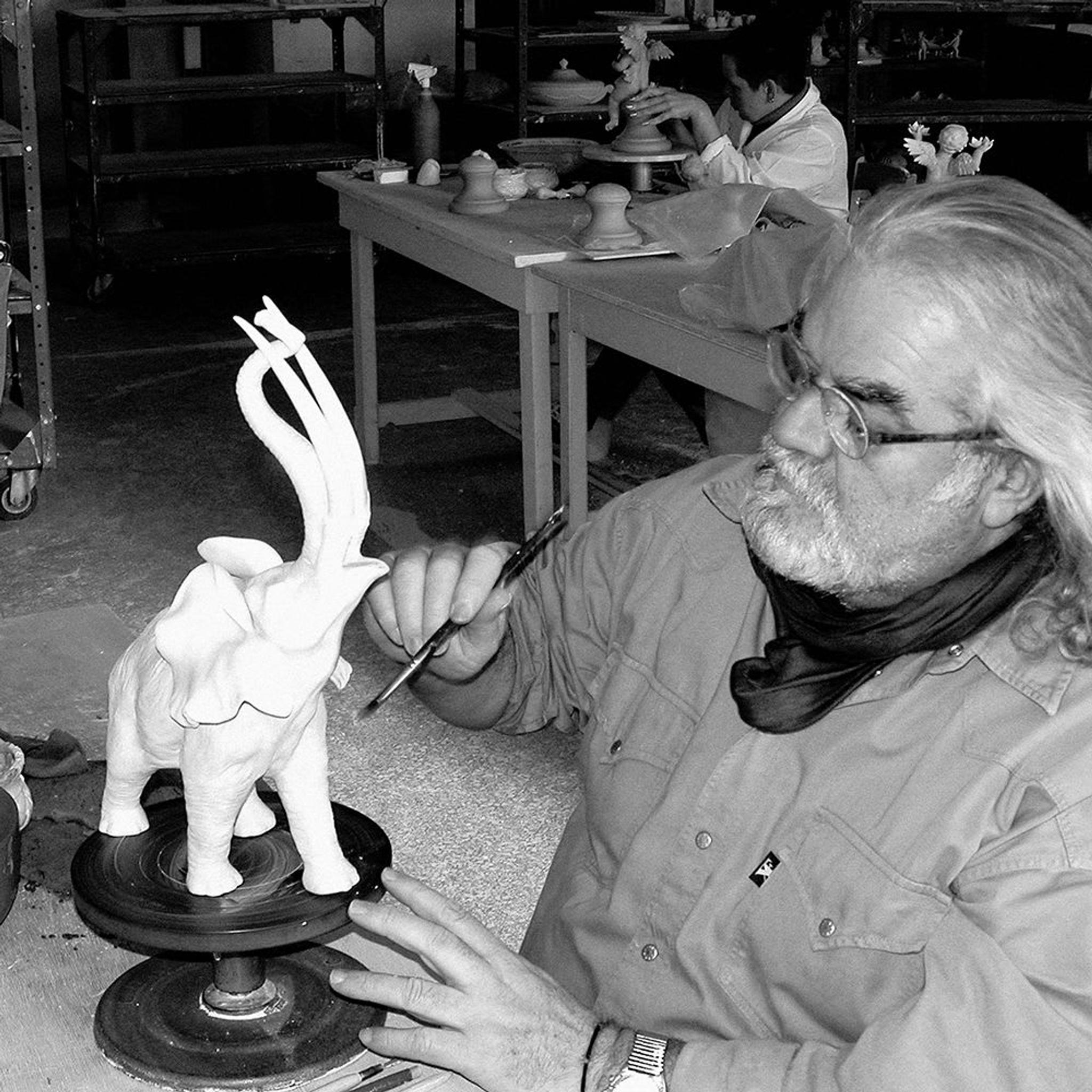 PLATO HONDO CON BORDE DE TULIPÁN Villari Tabletop | Artemest