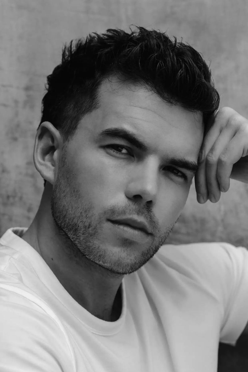 Bridgertons Luke Newton Talks Colins Glow Up And Steamy New Season Instyle