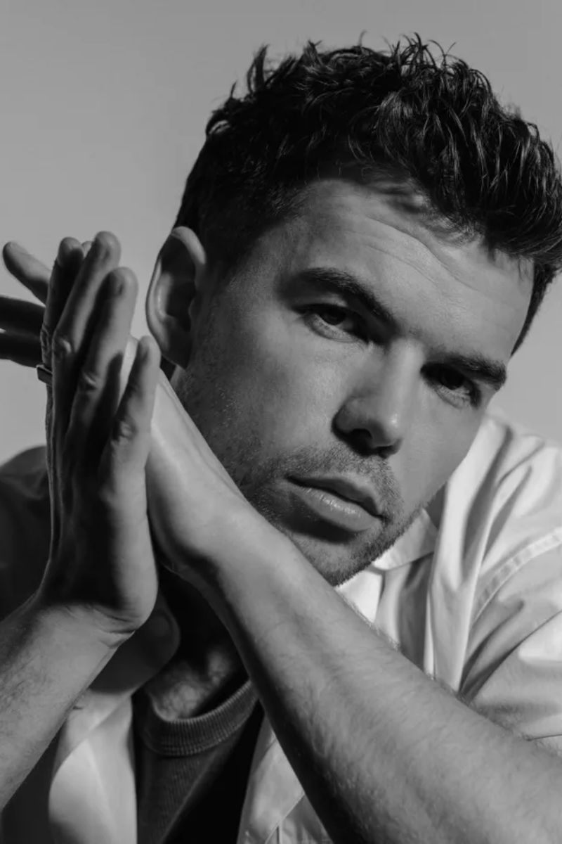 Bridgertons Luke Newton Talks Colins Glow Up And Steamy New Season Instyle