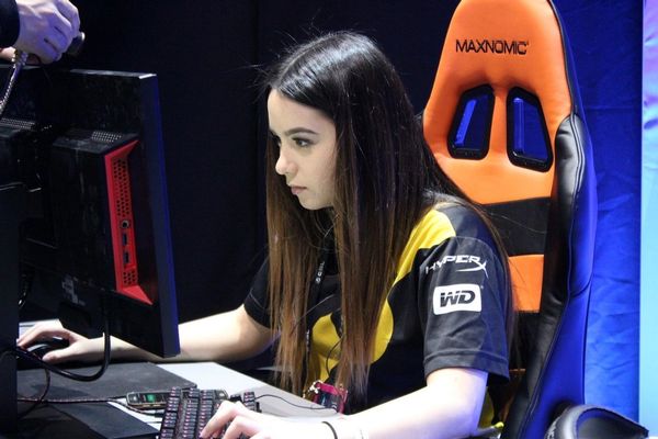 DIG CS:GO Female team featured on urbangirlmag: 'Women who game give a new perspective on ...