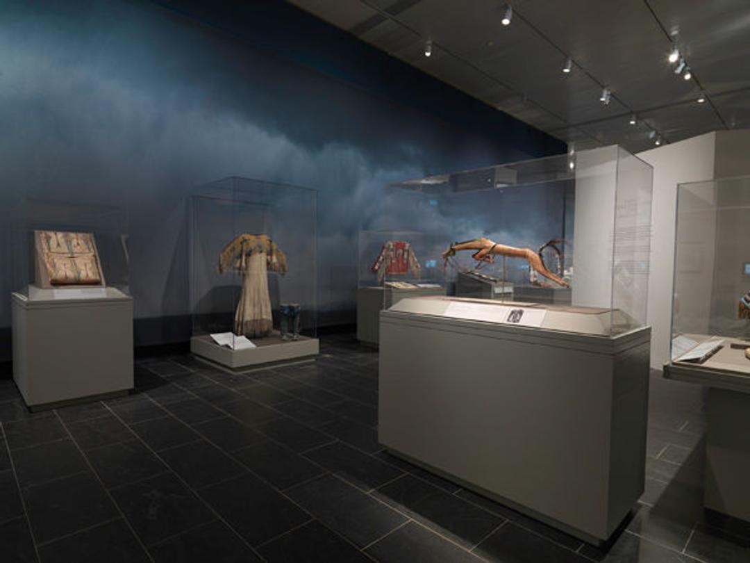 Where the Vast Sky Meets the Flat Earth: Framing Plains Indians - The ...