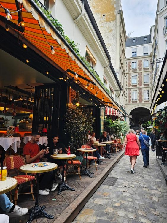 Our Top 5 Local Paris Bars Screening the Olympic Opening Ceremony