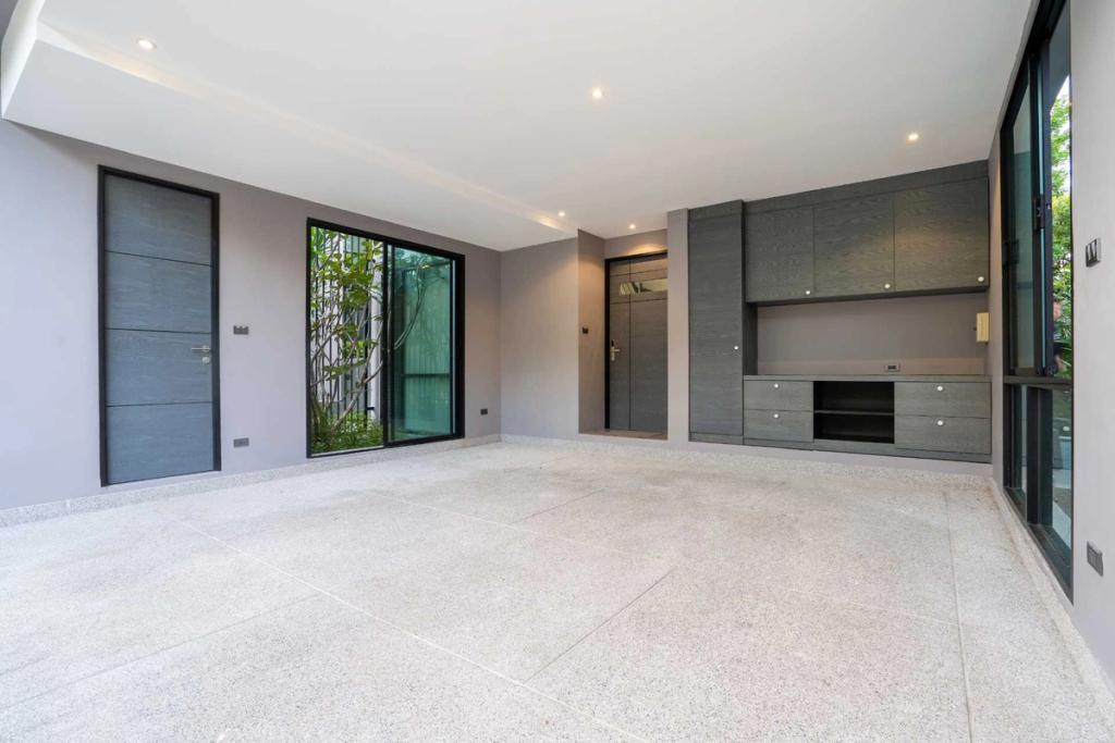 10 Garage Interior Ideas to Revamp Your Space | Renuity