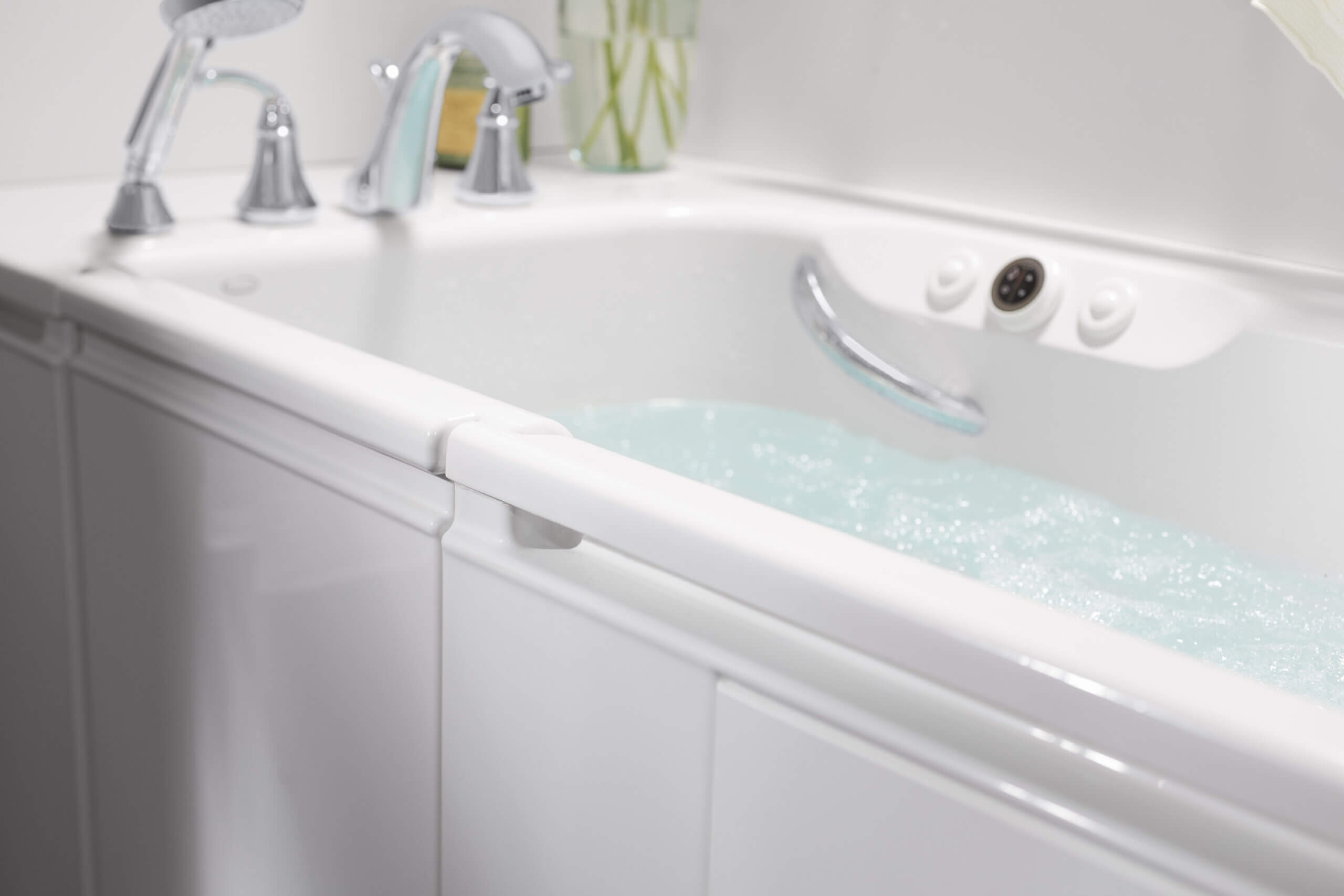 Acrylic vs. Fiberglass Tubs: Which Bathtub Material Is Best?