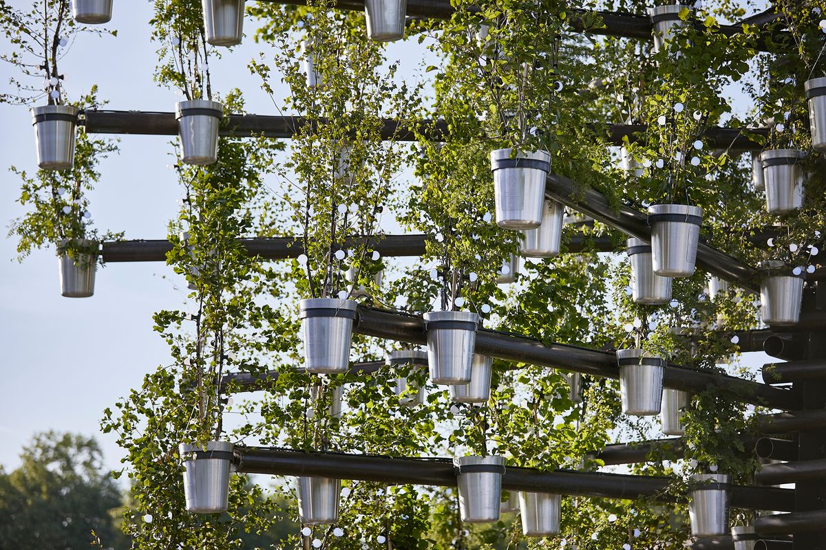 Thomas Heatherwick’s jubilee sculpture at Buckingham Palace divides ...