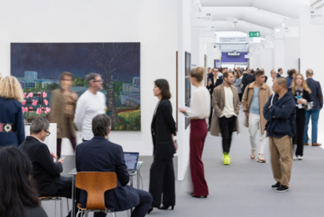 Paris+ par Art Basel's VIP opening: galleries report good sales, the ...