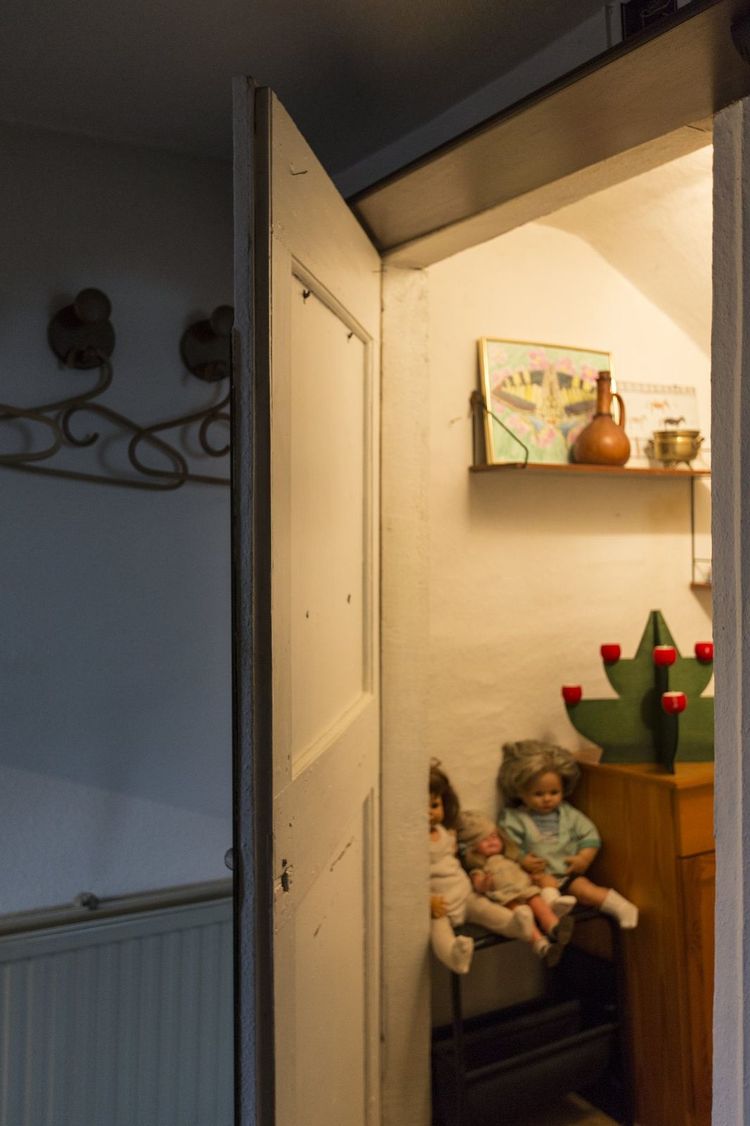 Controversial artist Gregor Schneider leads lockdown tours of Nazi ...