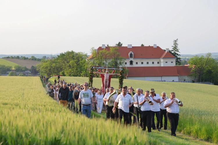 Gore, guts and gongs: Hermann Nitsch’s six-day 'orgiastic mystery ...