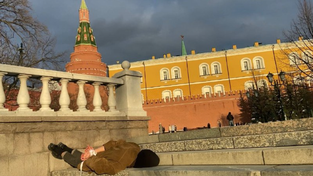 Russian artist stages protest performance against Bucha massacre