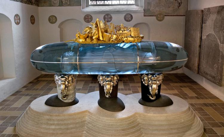 Danish artist unveils tomb for Queen Margrethe II—who is still alive