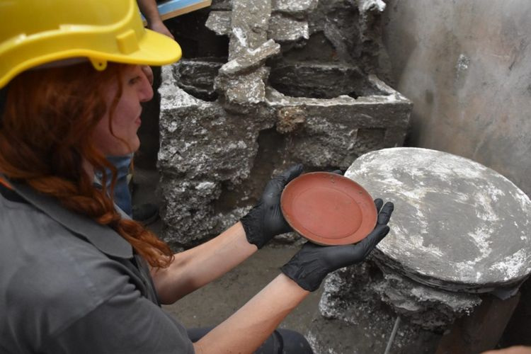 Excavations unearth secrets of everyday life in Pompeii—including ...