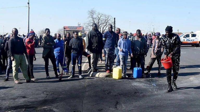 E-Hailing & Taxi Operators Reach Peace Agreement at Maponya Mall After Murder of Siyanda Mvelase ...