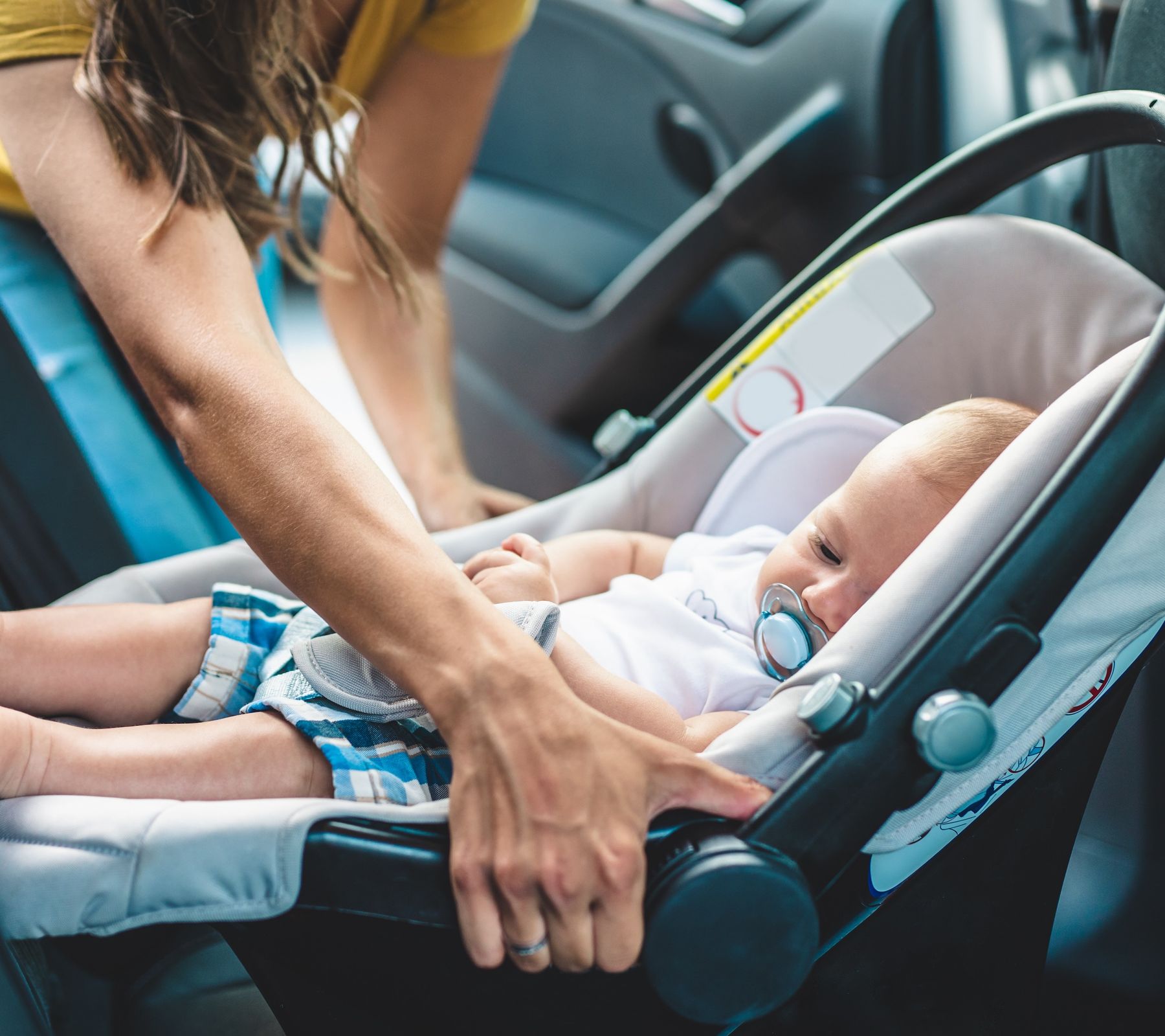 Säkring av barn i bil – säker körning, oavsett ålder | Viking Vägassistans