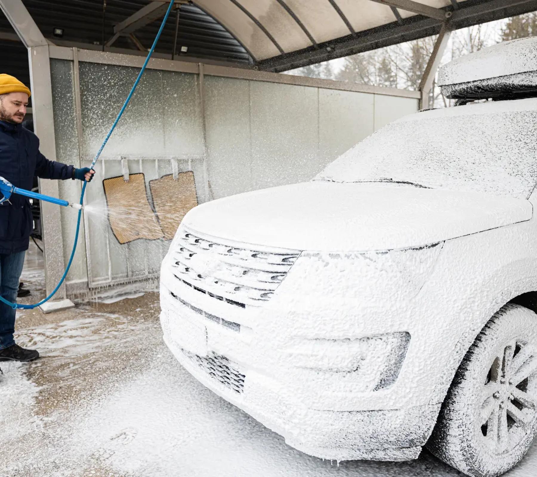 Auton pesu talvella – huomio nämä seikat | Viking Hinaus