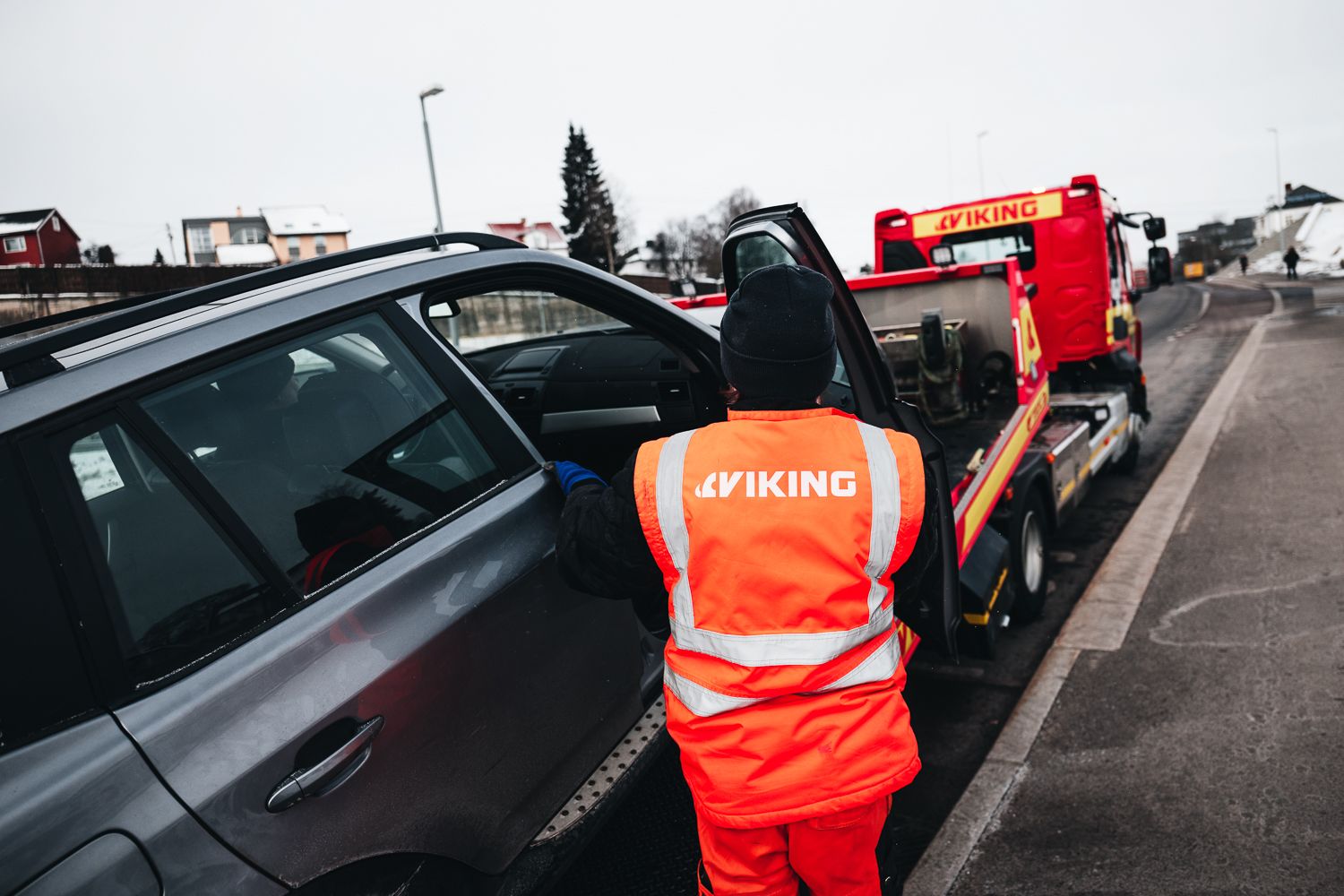 Så får du loss bilen om den står fast i snön | Viking Vägassistans